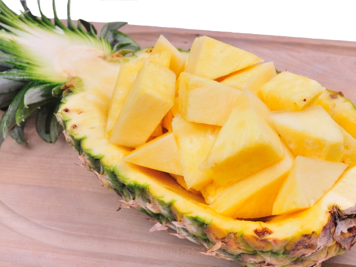 O abacaxi está docinho e barato! Use e abuse da fruta em delícias para ...